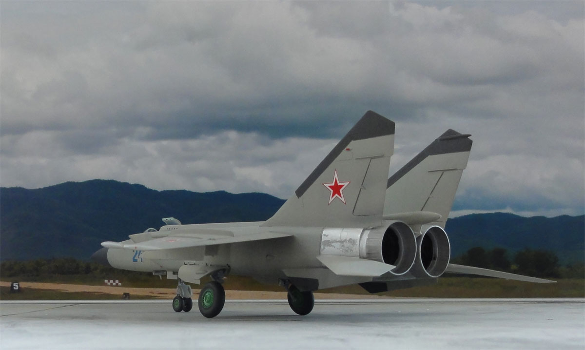 plastic scale model 1/72 Mikoyan Mig-25